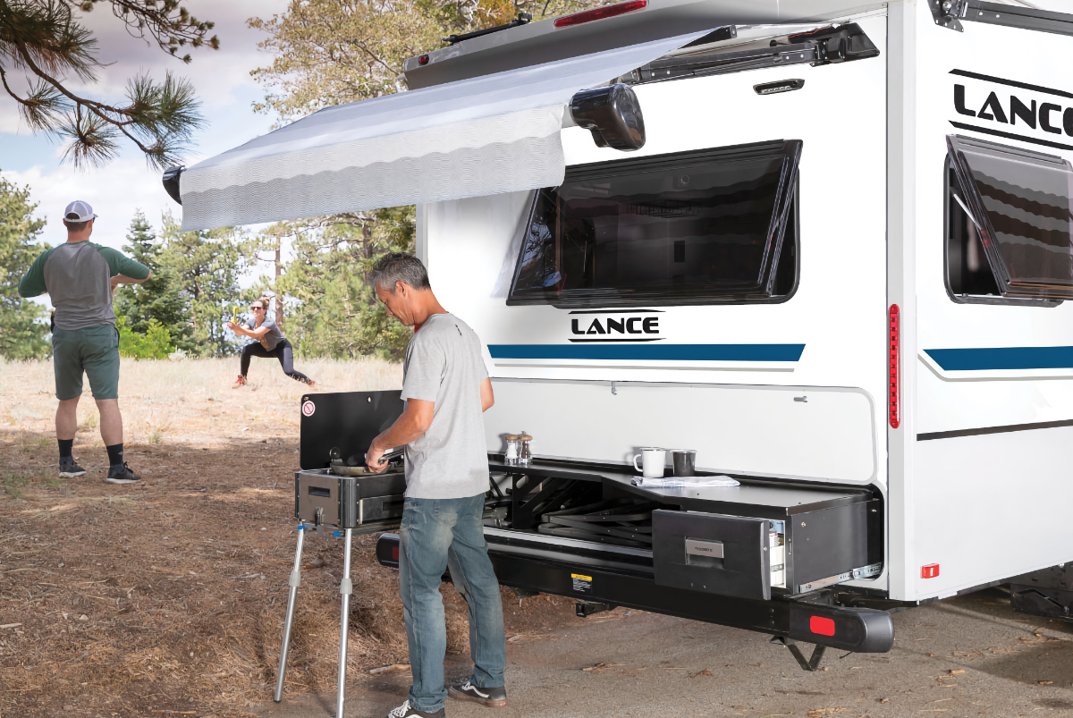Dining Out: RVs with Exterior Kitchens - RV.com